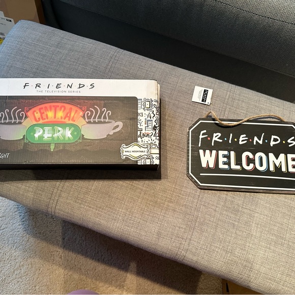 FRIENDS | Accents | Friends Sign Bundle Led Central Perk And Friends ...